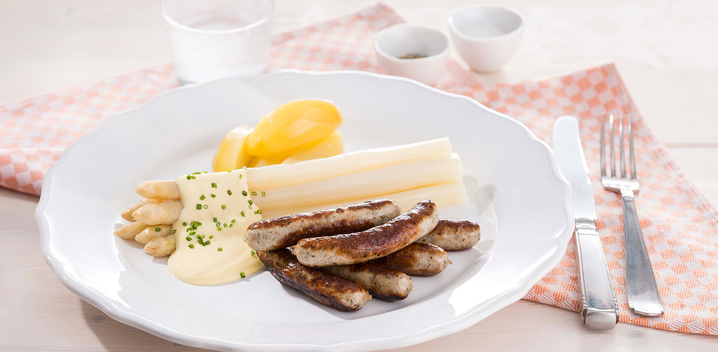 Spargel mit Sauce Hollandaise und gegrillten Nürnbergern ...